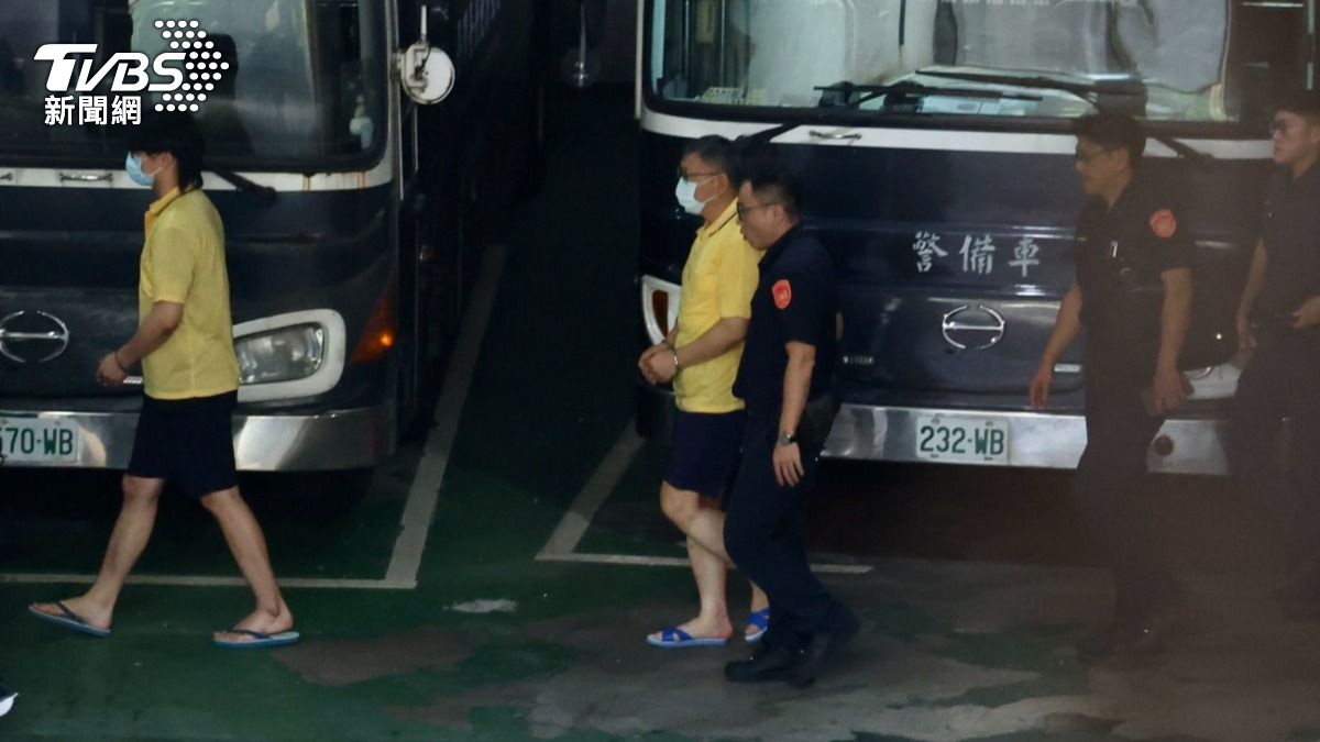 快訊／北檢提訊柯文哲！上手銬「黃色囚服＋藍白拖」畫面曝光│TVBS新聞網