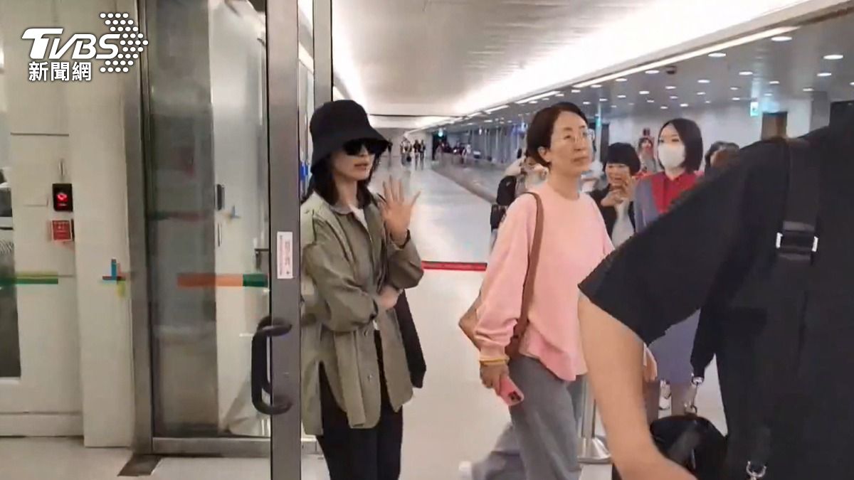 快訊／宋慧喬來台灣了！VIP通道入境畫面曝光 熱情揮手超親切│TVBS新聞網