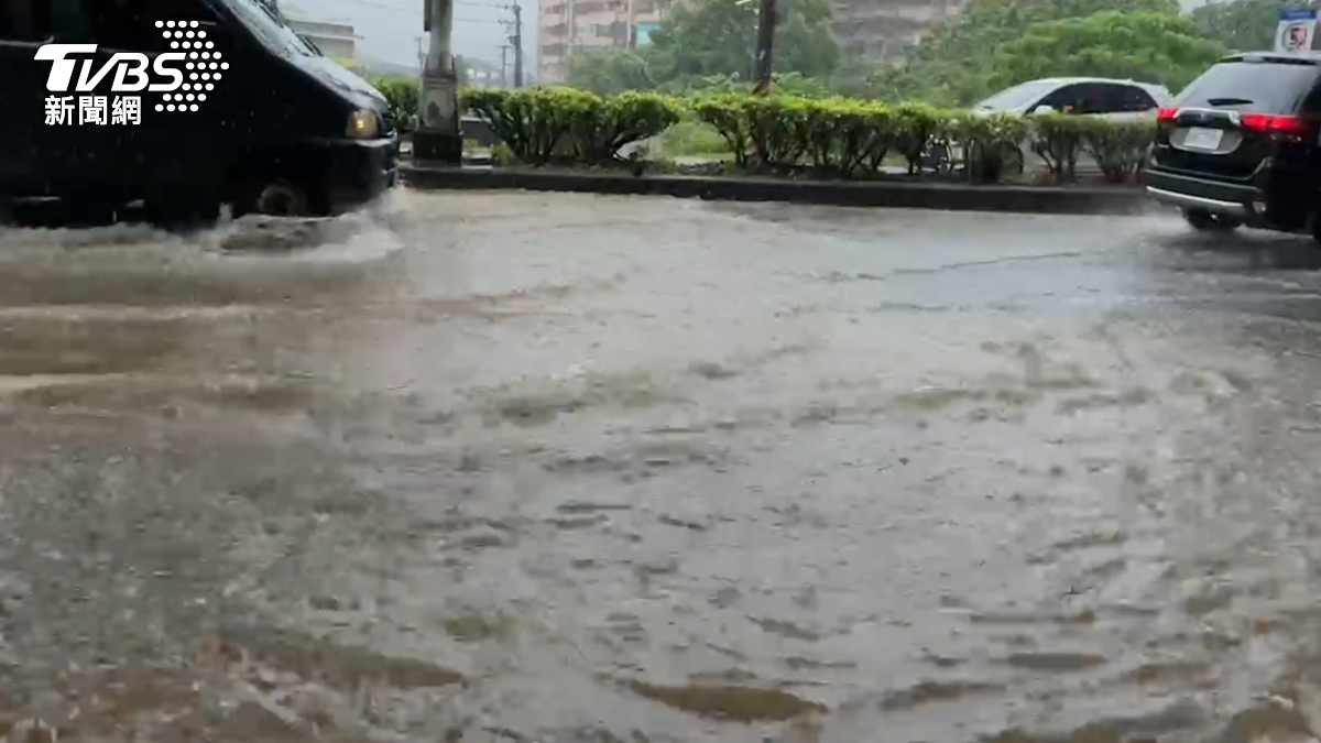 暴雨轟炸基隆！3小時雨量達101.5mm 馬路慘變「小黃河」│TVBS新聞網