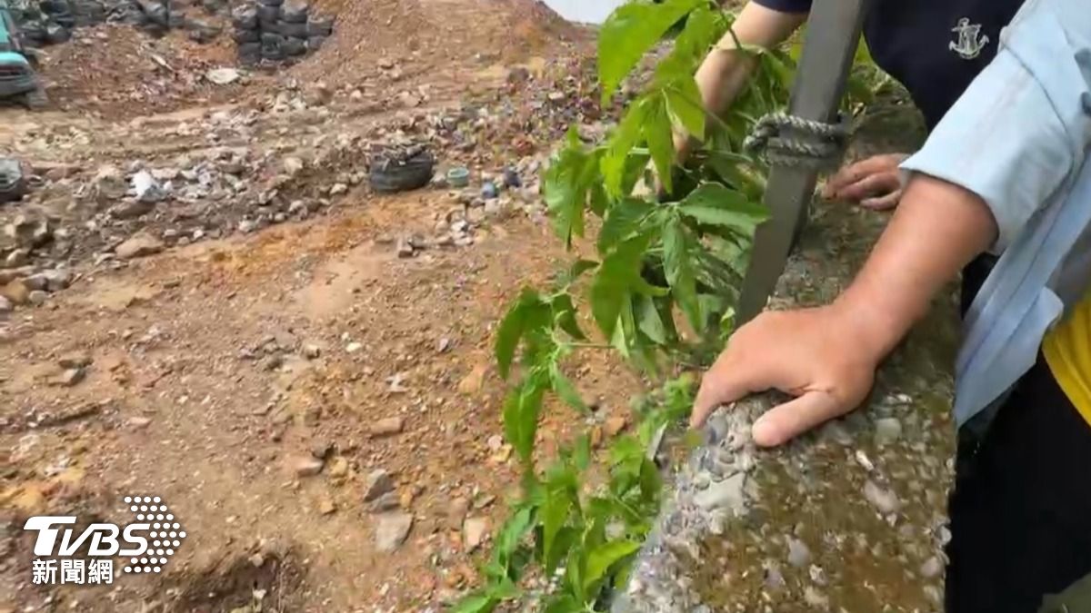 幫清水溝過程中「400公斤女兒牆」突倒塌 重壓工人急送醫│TVBS新聞網
