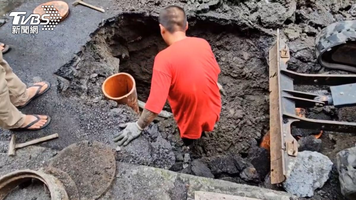颱風將登陸！宜蘭路面驚見「1米坑洞」 承包商：疑汙水管蓋破裂│TVBS新聞網