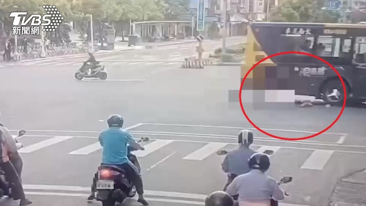 有片／悚！萬華騎士紅燈搶快起步 猛撞公車「破頭」送醫不治│TVBS新聞網