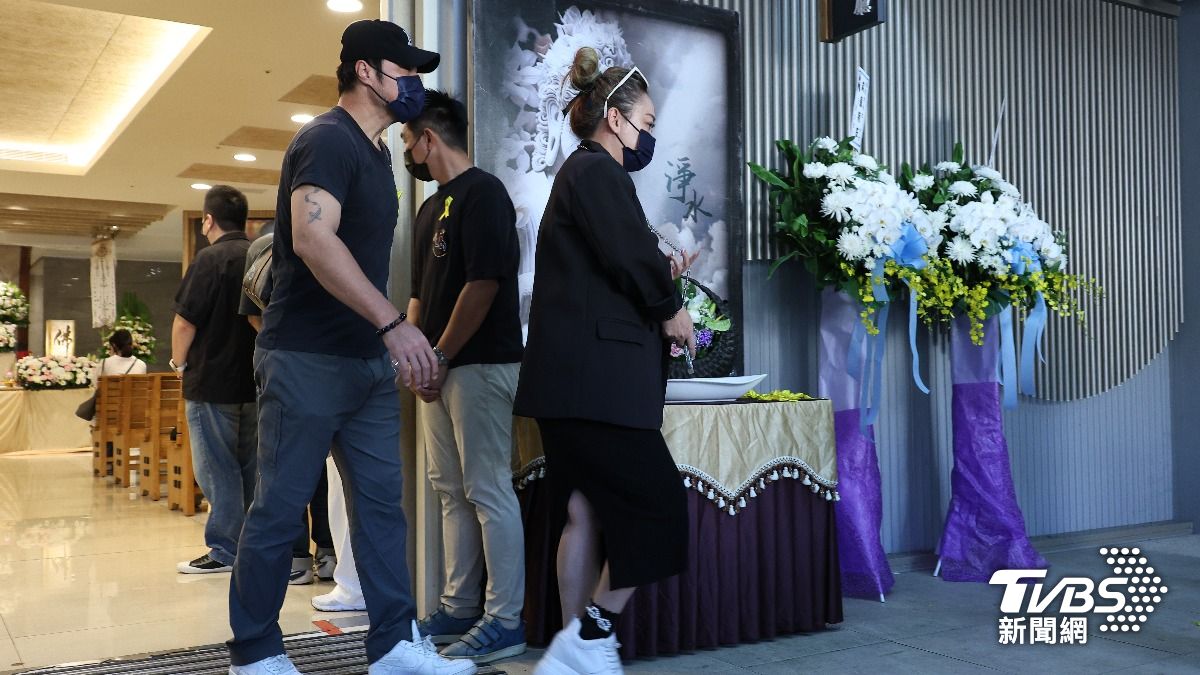 汪建民告別式圓滿了！妹妹雙手合十悲吐7字 阿BEN哭腫眼淚道別│TVBS新聞網