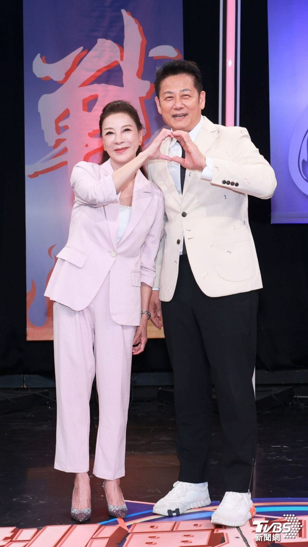 徐乃麟世紀破冰！楊繡惠擁抱緊握「軟綿綿」 她爆停經8年大腸長東西│TVBS新聞網