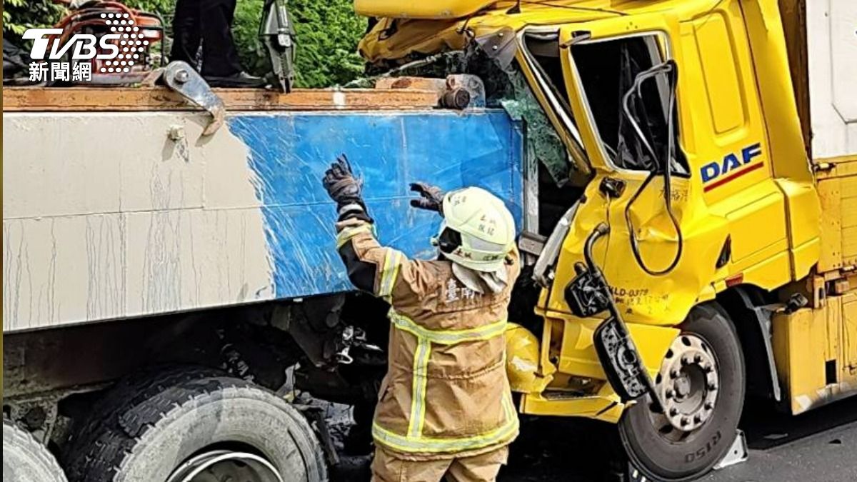 快訊／台南貨櫃車追尾猛撞 駕駛困「變形車頭」1hr命危│TVBS新聞網
