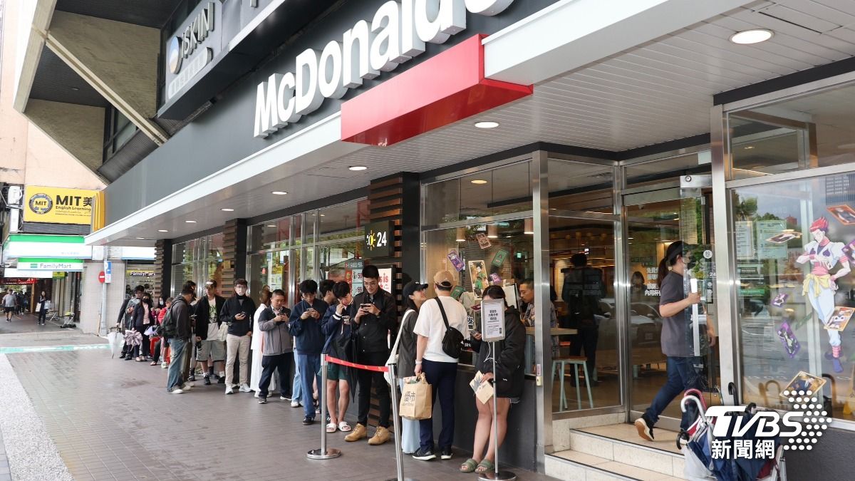 直擊／麥當勞獵人卡開賣爆人潮！頭香7點半到 第一包就中SSR│TVBS新聞網