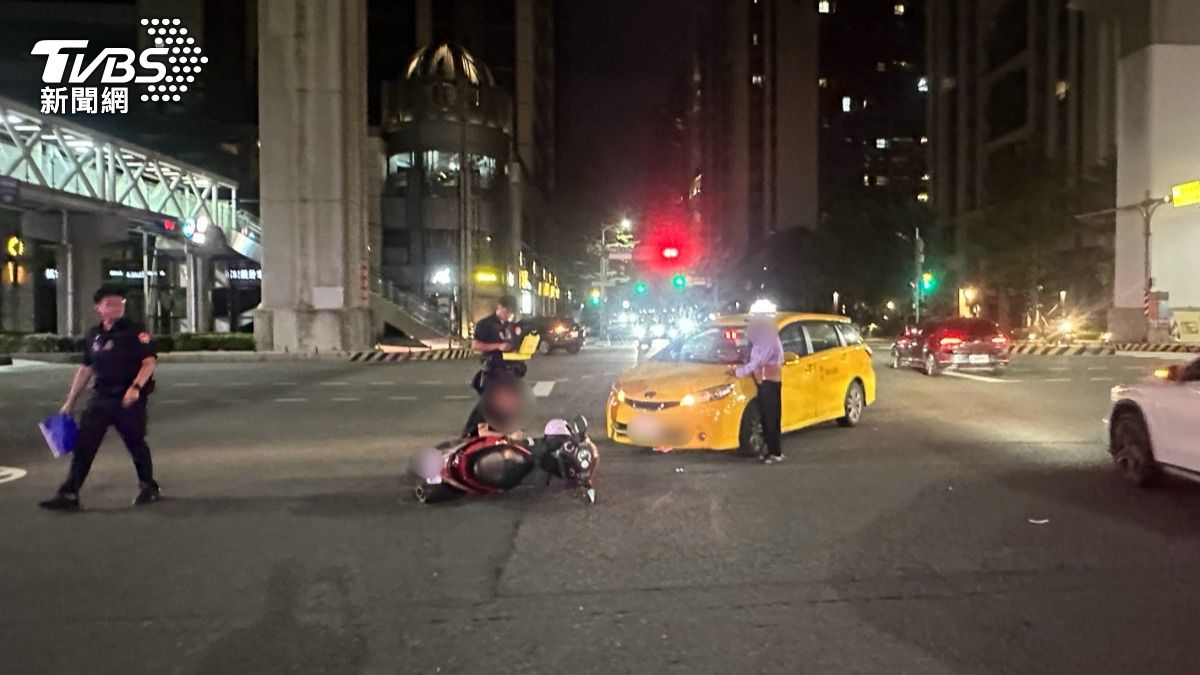 有片／新北屁孩騎車違規左轉滑手機 結局果然沒讓人失望│TVBS新聞網