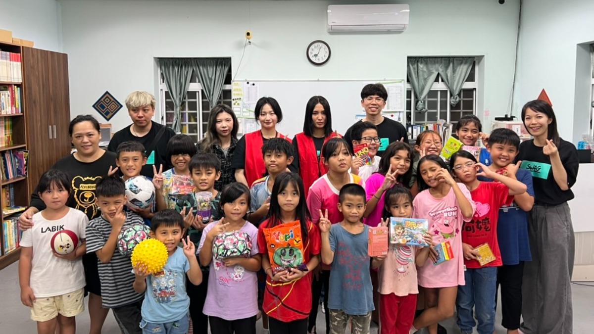 SWAG捐10萬做公益！主播赴偏鄉陪讀送暖 豐富學童生活│TVBS新聞網