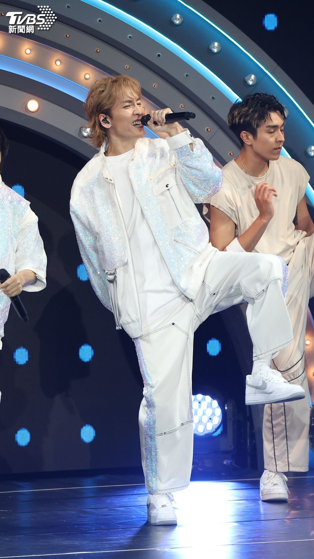 初戀男團w-inds.粉絲看到哭！橘慶太跳23蹲+土味情話 許願明年見│TVBS新聞網