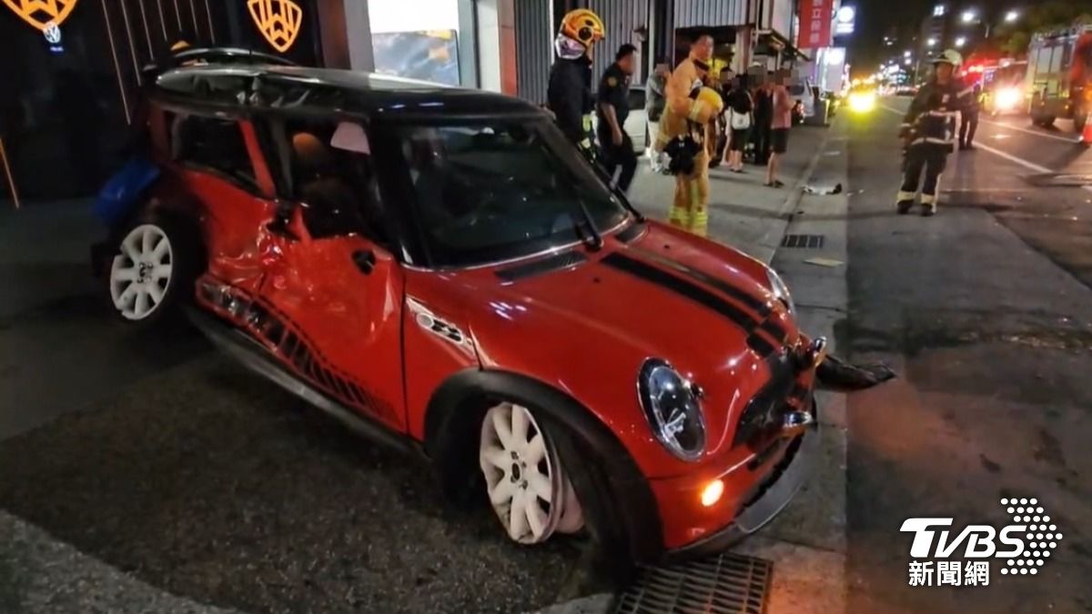 宜蘭嚴重車禍1死4傷！Mini噴飛分隔島撞2車 駕駛身亡│TVBS新聞網