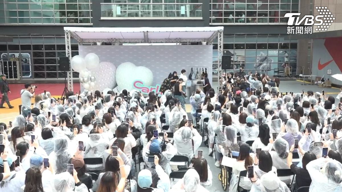 直擊／SJ圭賢現身信義區！見200人淋雨好心疼 開口約粉：來我家│TVBS新聞網