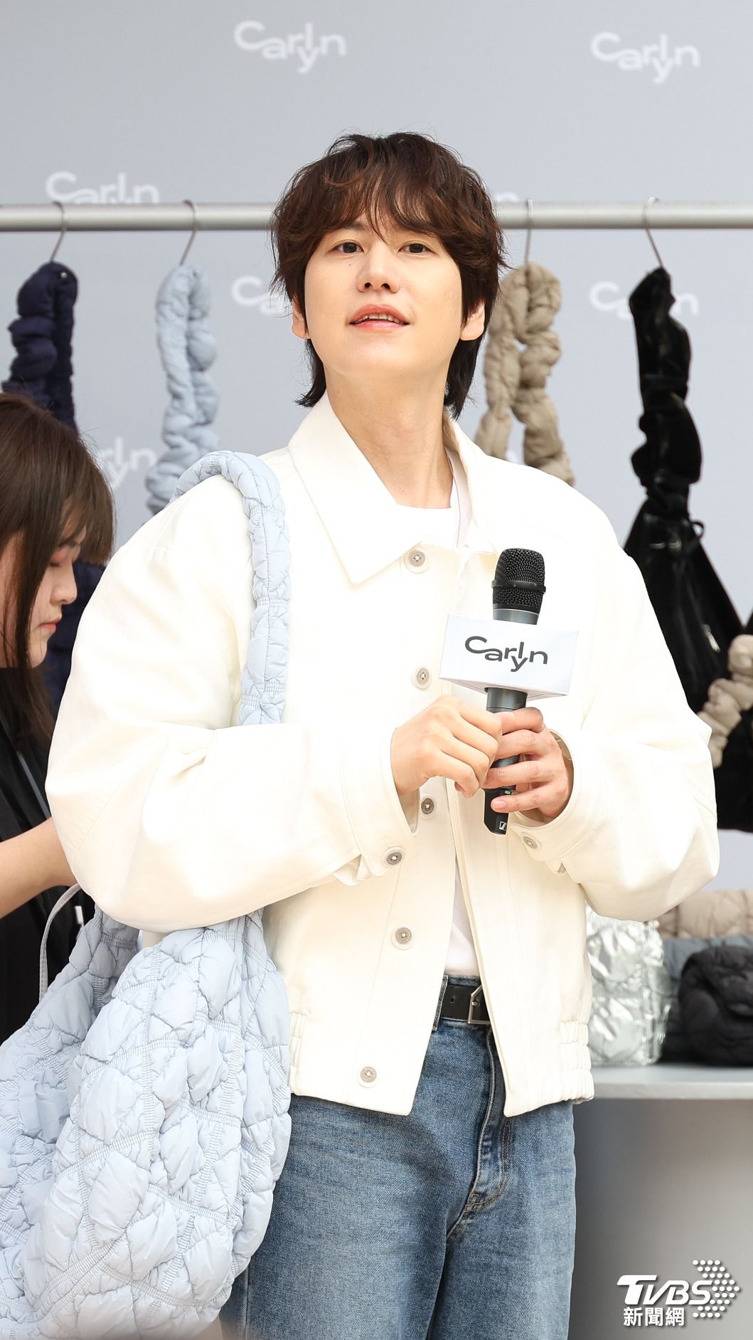 直擊／SJ圭賢現身信義區！見200人淋雨好心疼 開口約粉：來我家│TVBS新聞網