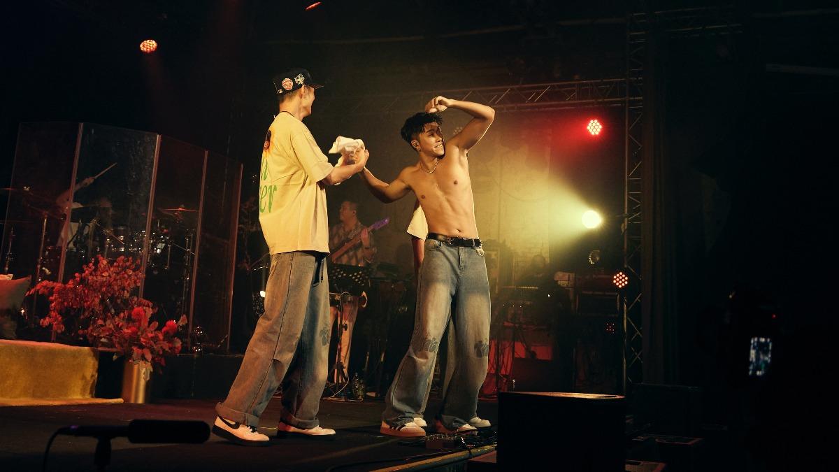 小色魔駕到！王ADEN上衣全脱了 「超大肌肌」全看光│TVBS新聞網