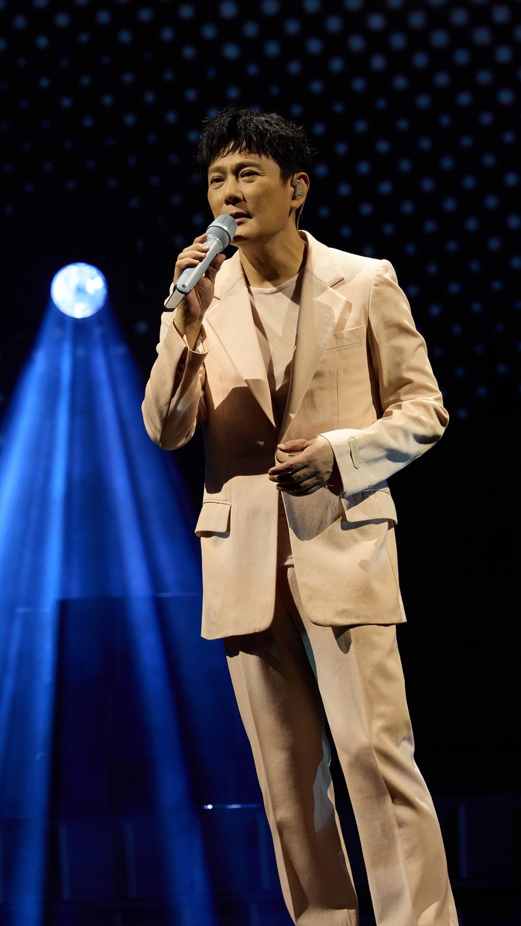 張信哲唱一半！台下驚見「大咖男神」 5萬人陷入瘋狂尖叫│TVBS新聞網