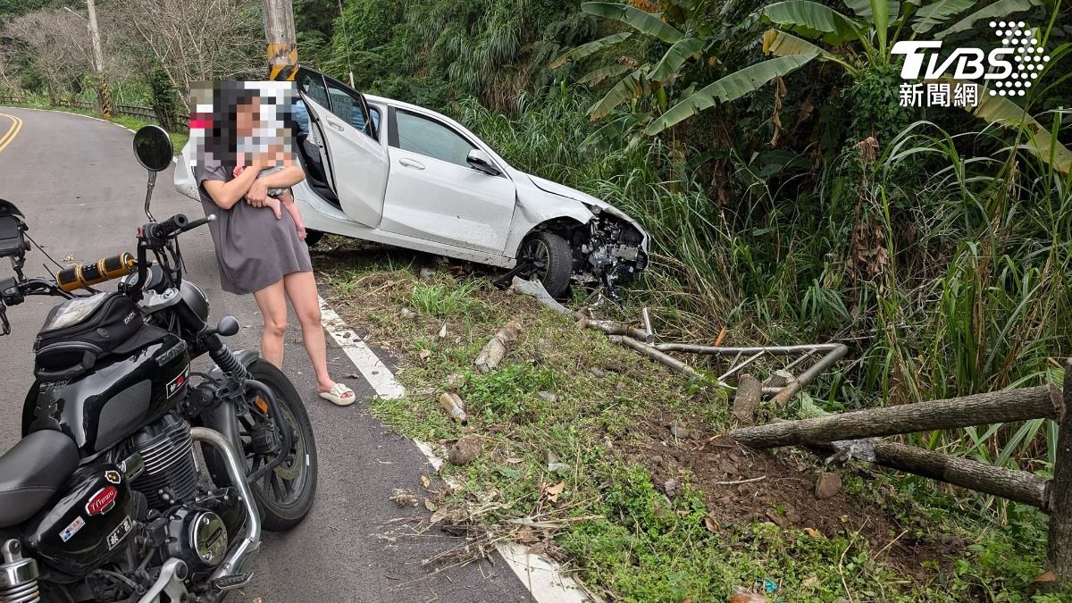少婦載嫩嬰！開BMW滑邊坡氣囊爆開 跆拳主委經過手刀救人│TVBS新聞網