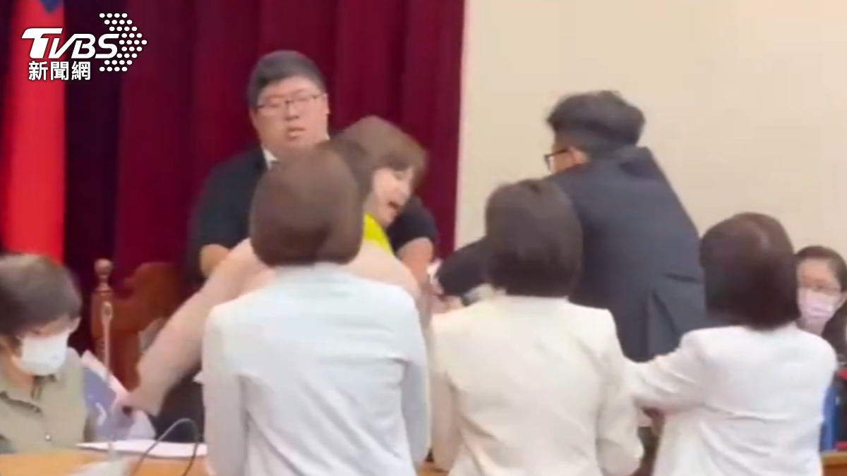 對吼搶麥克風！財劃法衝突 藍綠互喊「打人」│TVBS新聞網