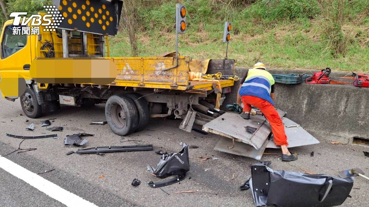 施工緩撞車修樹也挨撞 租賃休旅車烏龜翻駕駛掛彩│TVBS新聞網