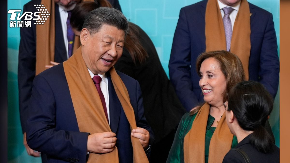 APEC合照習近平站C位、拜登被邊緣晾角落 挨轟美國恥辱│TVBS新聞網