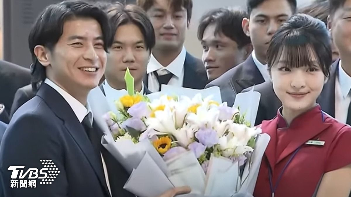 12強／中華隊飛日！華航「正妹地勤獻花」引暴動 IG神到了│TVBS新聞網