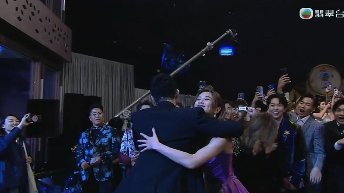 唱跳無難度！TVB台慶林峯壓軸現身 女星衝上「抱緊」引人羨│TVBS新聞網