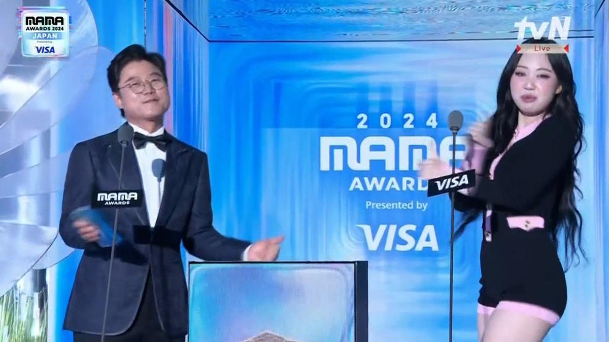 MAMA／合體李泳知頒獎挑戰三振舞、〈APT.〉 羅PD被虧舞癡│TVBS新聞網