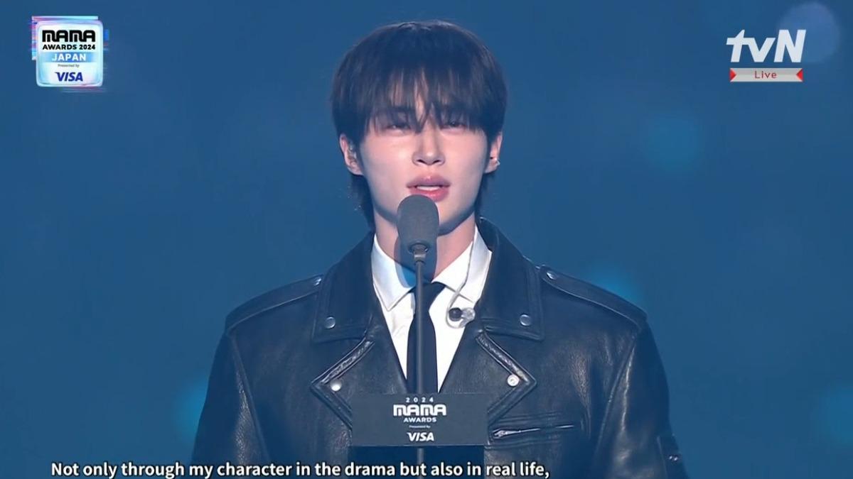 MAMA／Rosé火星人合體了！飆唱搖滾版〈APT.〉 壓軸演出嗨翻全場│TVBS新聞網