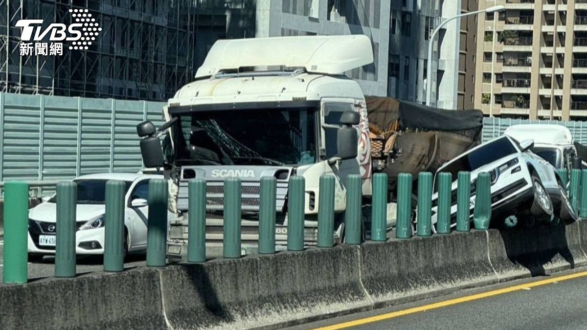 台74「4分鐘2車禍」！皆是變換車道遇劫 男氣血胸急插管│TVBS新聞網