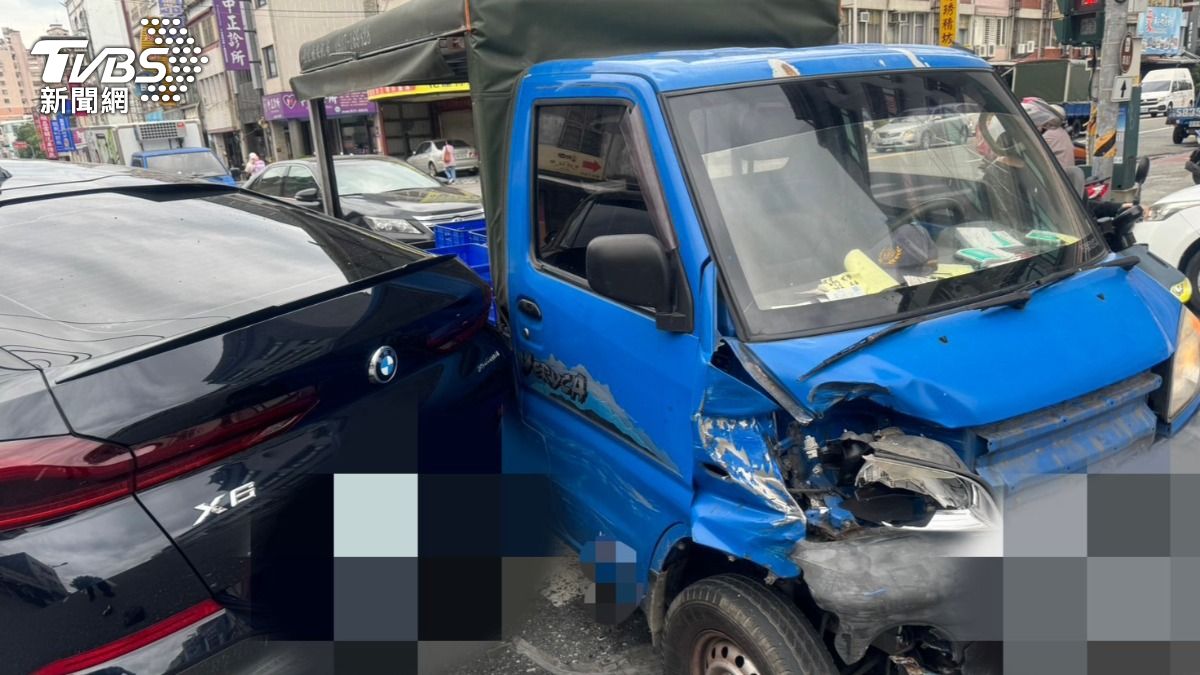有片／花蓮BMW搶快左轉 下秒遭貨車撞上車殼噴飛│TVBS新聞網