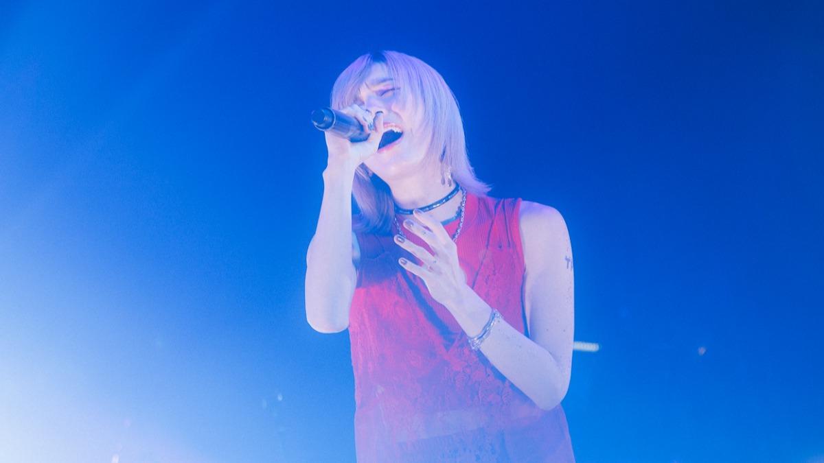 milet收「選舉背帶」驚呼好讚！ 嗨到「晶晶體」連發還唱到泛淚│TVBS新聞網