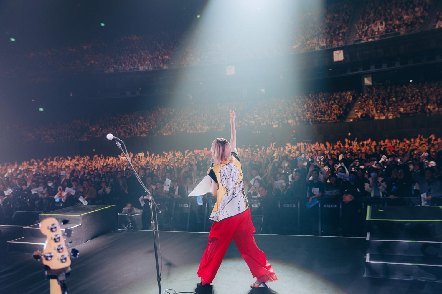 milet收「選舉背帶」驚呼好讚！ 嗨到「晶晶體」連發還唱到泛淚│TVBS新聞網