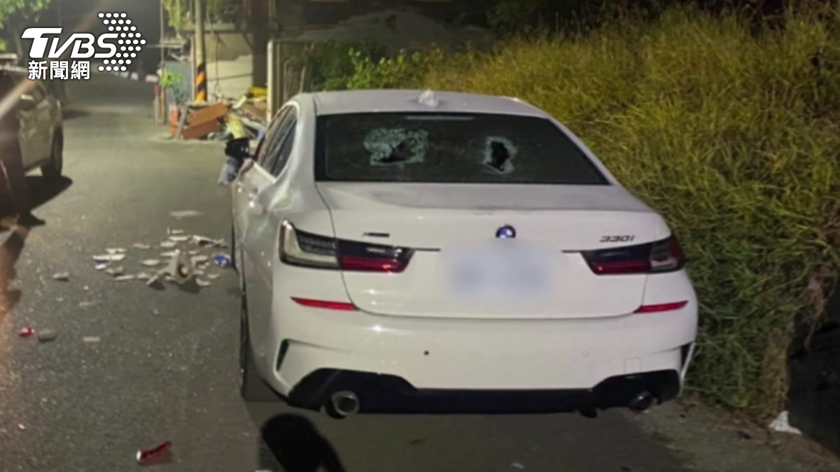 深夜10多人揪團「持球棒砸車」！台南BMW被敲到傷痕累累 疑酒後「揪輸贏」釀糾紛│TVBS新聞網