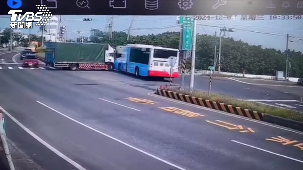 貨車未禮讓直行公車 兩車相撞釀3人受傷│TVBS新聞網