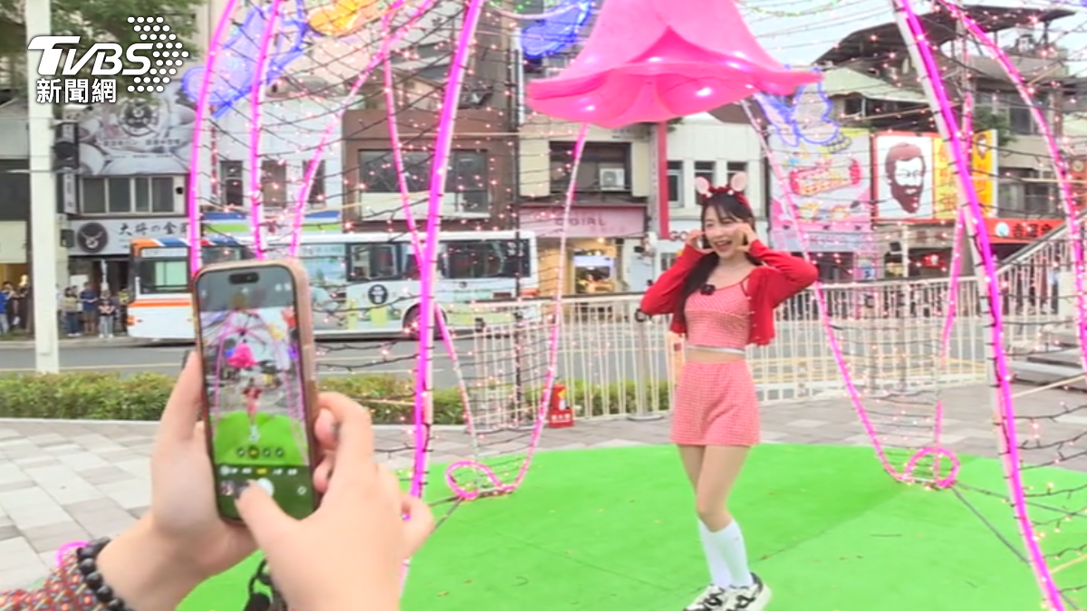 李多慧吃麻糬、雞蛋糕 逛新北府中耶誕商圈│TVBS新聞網