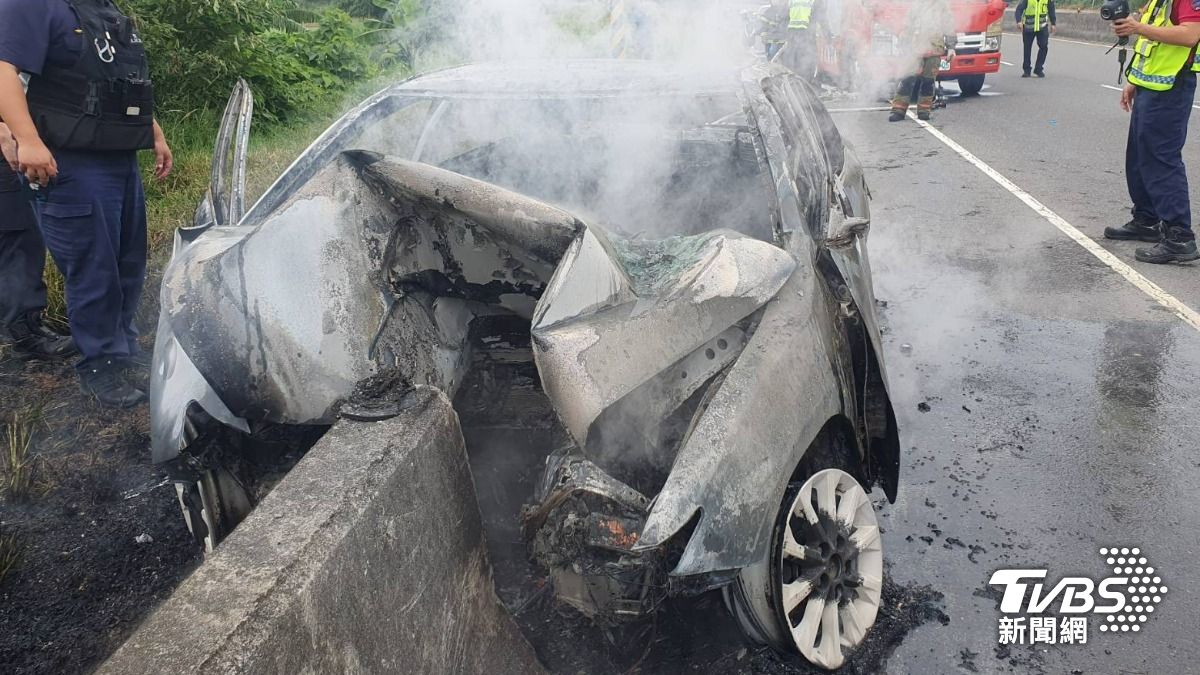 快訊／屏東轎車猛撞護欄「炸成火球」 駕駛沒逃出燒成焦屍│TVBS新聞網