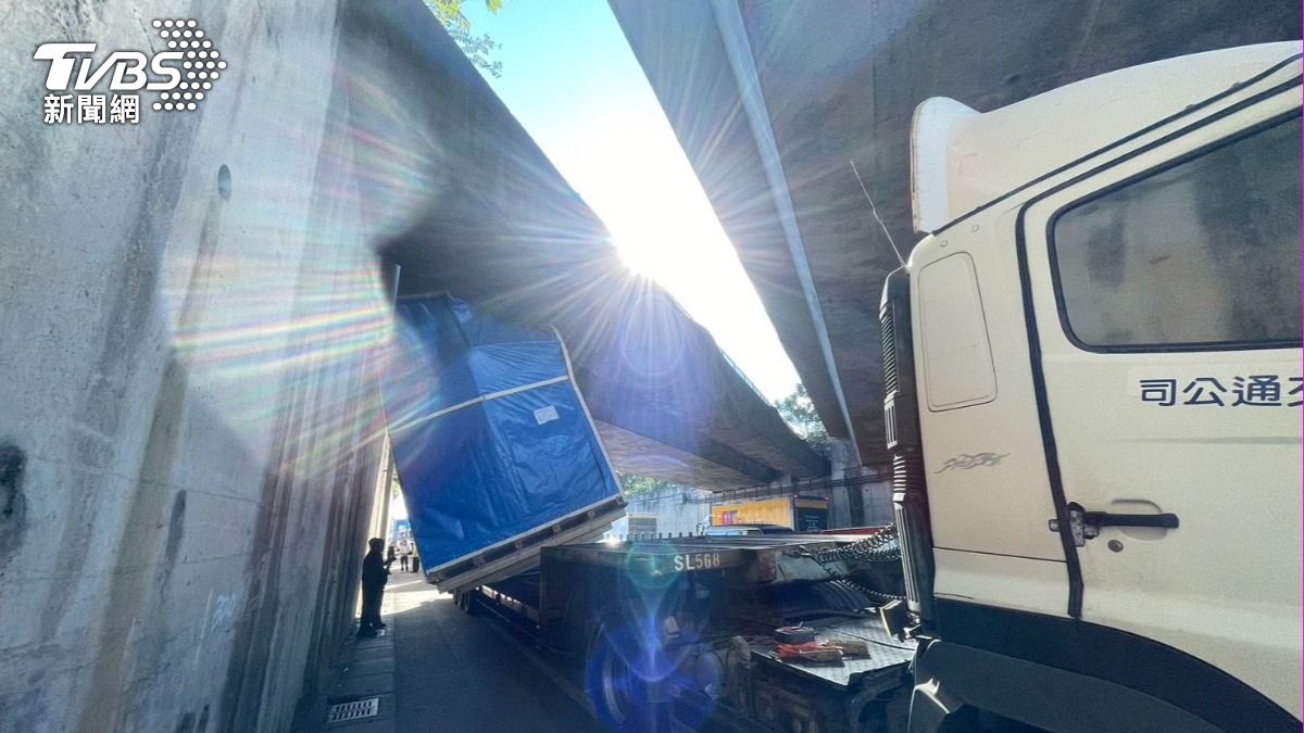 尷尬！台66聯結車載「大型科技廠貨物」 下秒慘卡橋墩│TVBS新聞網