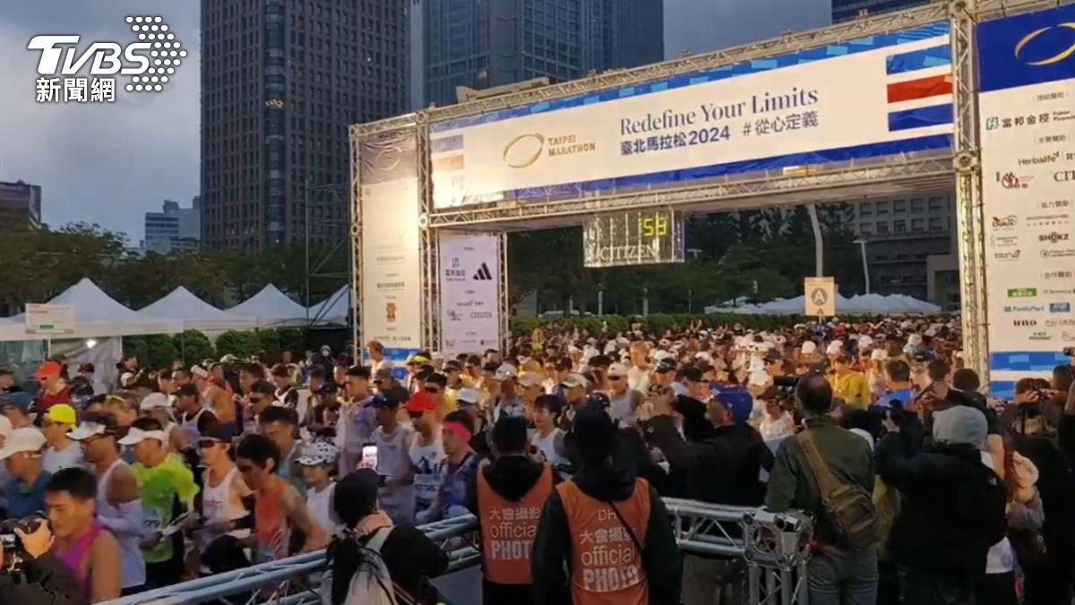 2024台北馬拉松強碰低溫開跑！參賽者裹鋁箔、穿雨衣禦寒│TVBS新聞網