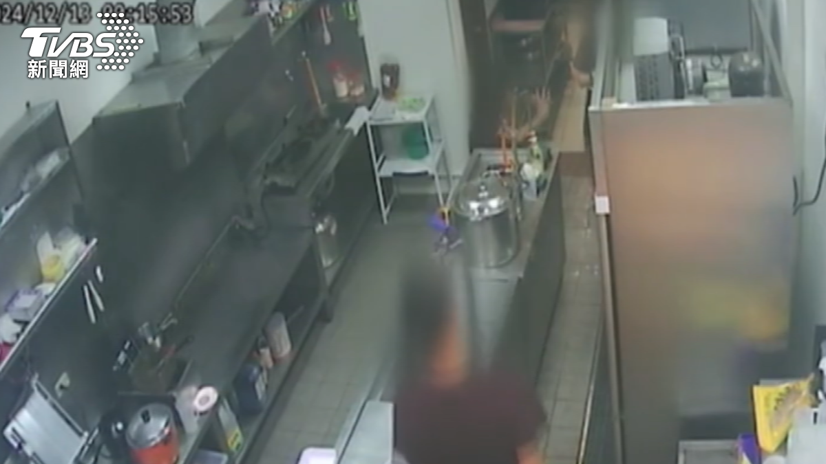 深夜火鍋店「洗碗聲太吵」 住戶持扳手闖廚房飆罵│TVBS新聞網