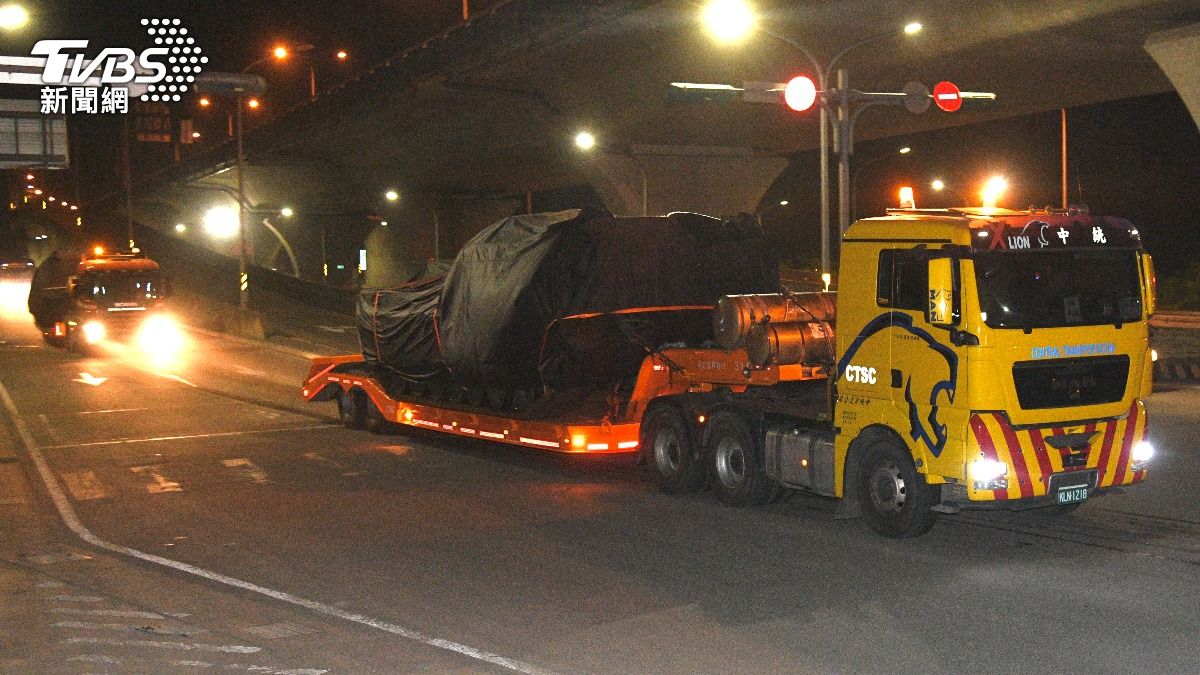 深夜直擊！M1A2T戰車「運出台北港」 直往新竹了│TVBS新聞網
