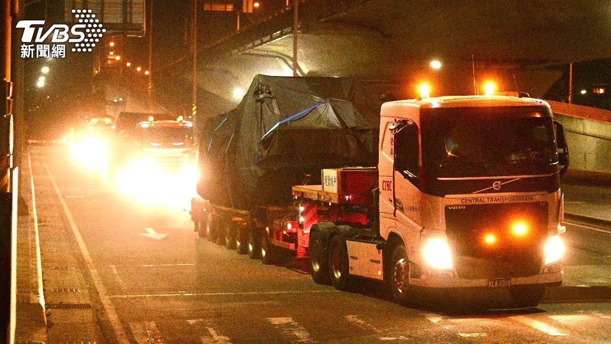 深夜直擊！M1A2T戰車「運出台北港」 直往新竹了│TVBS新聞網