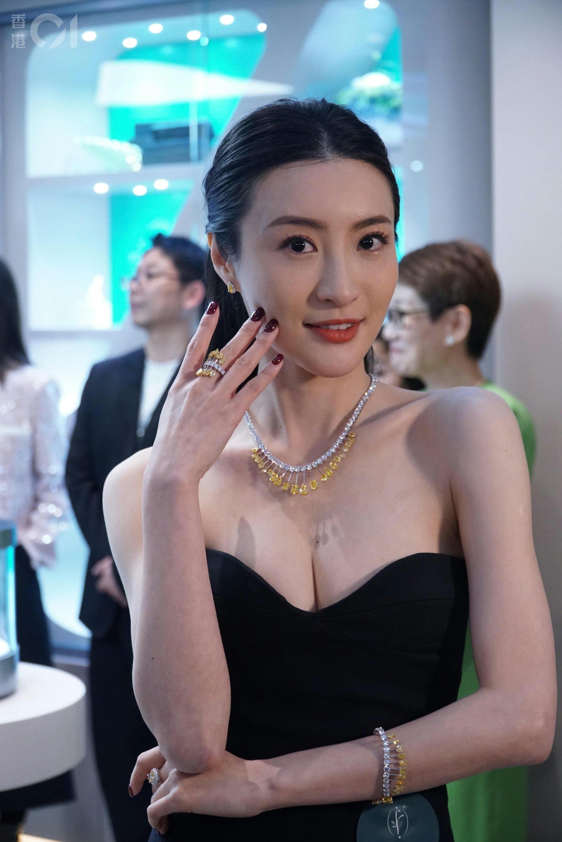 一票港星都到了！林夏薇珠寶店開張火辣現身 坦言林峯是VIP客戶│TVBS新聞網