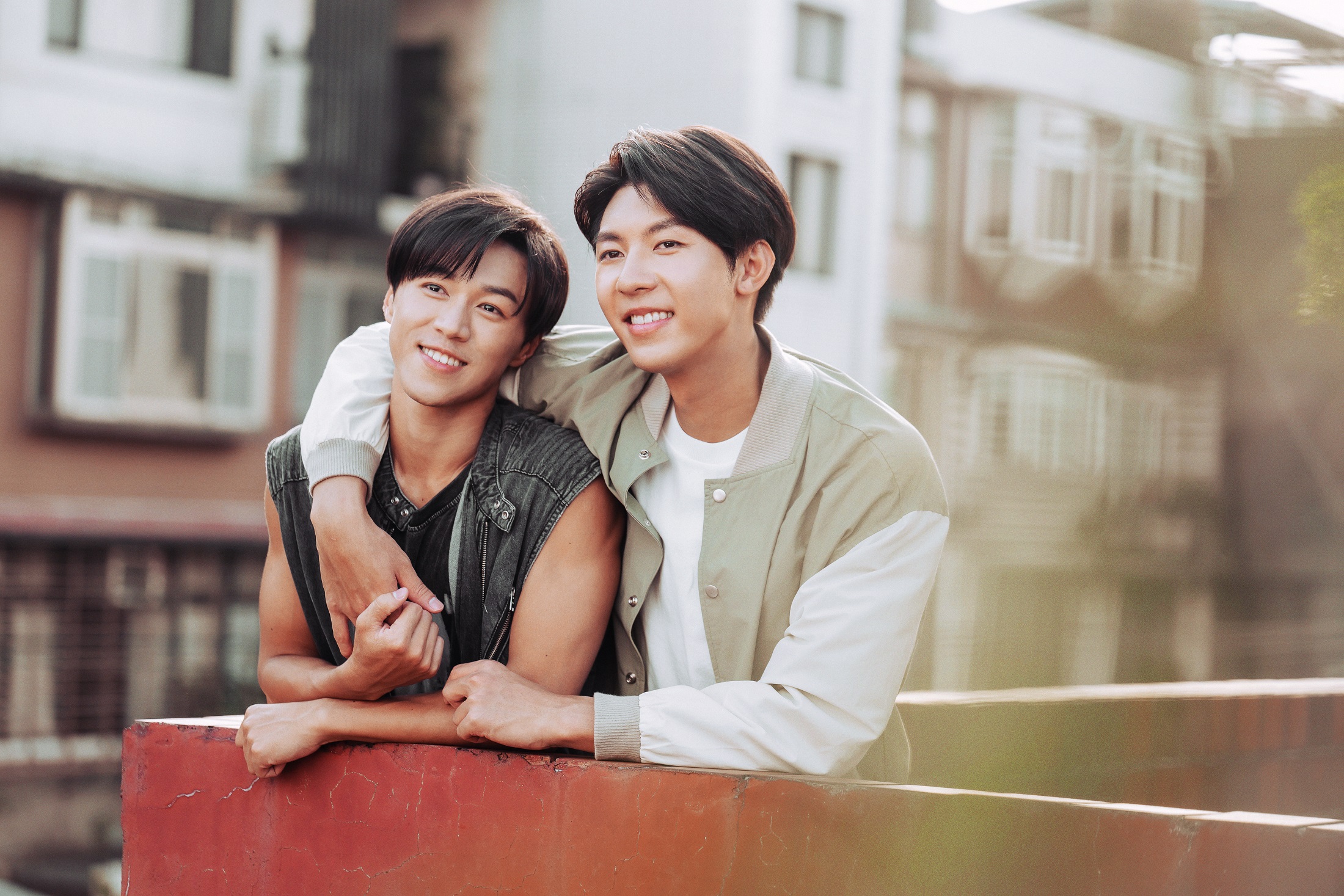 BL劇雙男神公園狂轉放閃！阿伯圍觀笑喊：2個男生也玩成這樣│TVBS新聞網