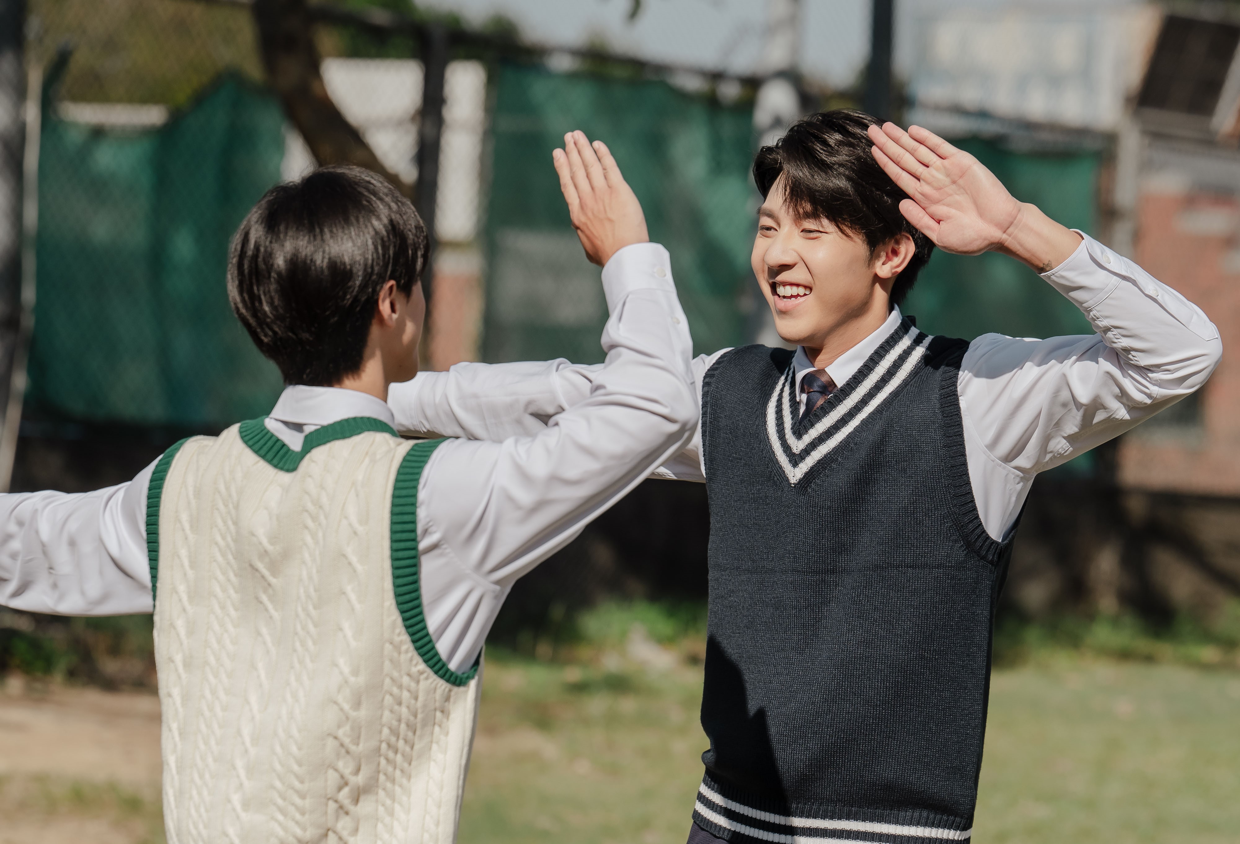 BL劇雙男神公園狂轉放閃！阿伯圍觀笑喊：2個男生也玩成這樣│TVBS新聞網