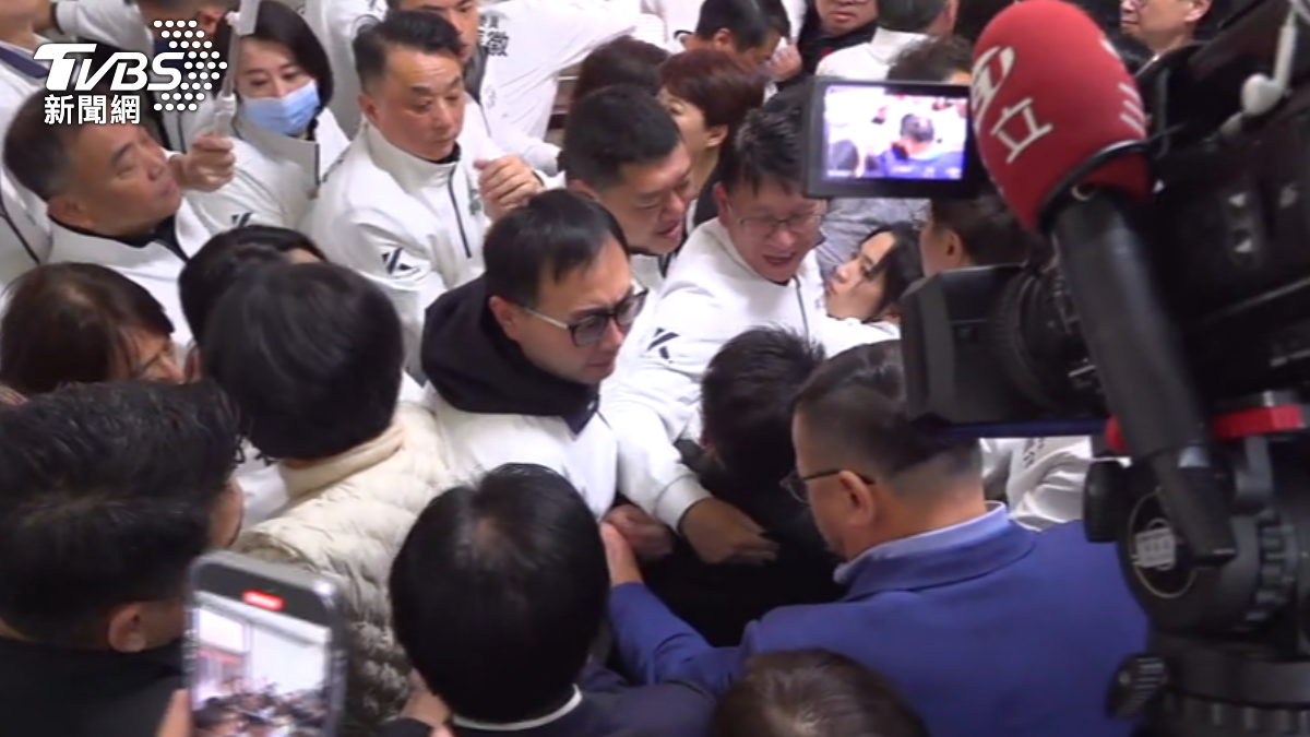 綠委被擋會議室外！ 藍委1分鐘硬闖選罷法│TVBS新聞網