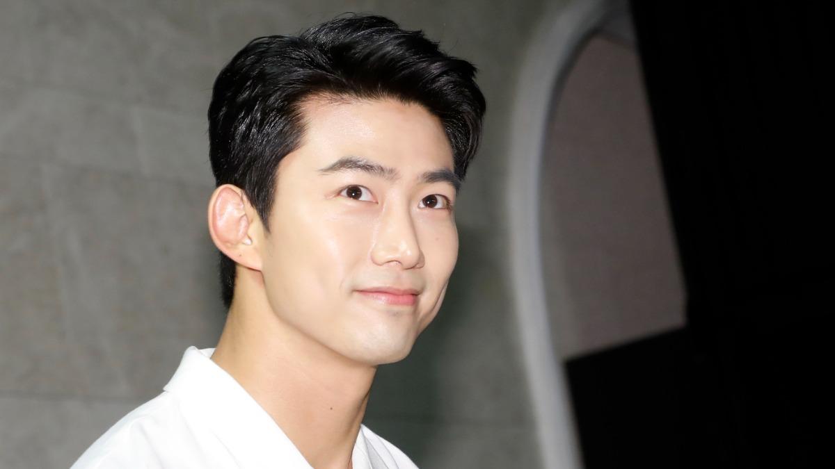 2PM玉澤演認愛4年被拍！與女友街頭甜蜜依偎 0遮掩路人也0關心│TVBS新聞網