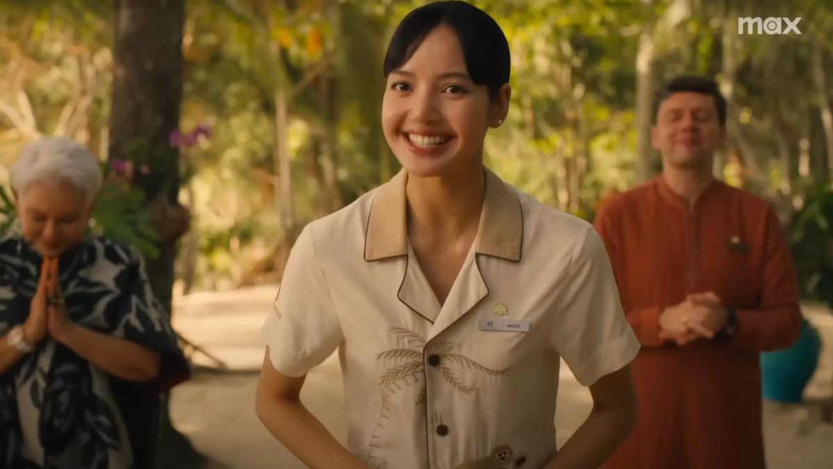 Lisa「白蓮花大飯店」化身舞姬！ 大露香肩ROSÉ創告示牌紀錄│TVBS新聞網