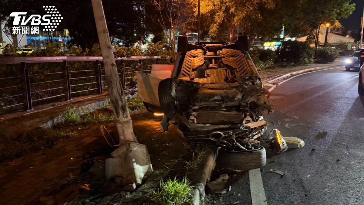 累了嗎？賓士自撞底盤朝天躺人行道 11車遭波及東倒西歪│TVBS新聞網