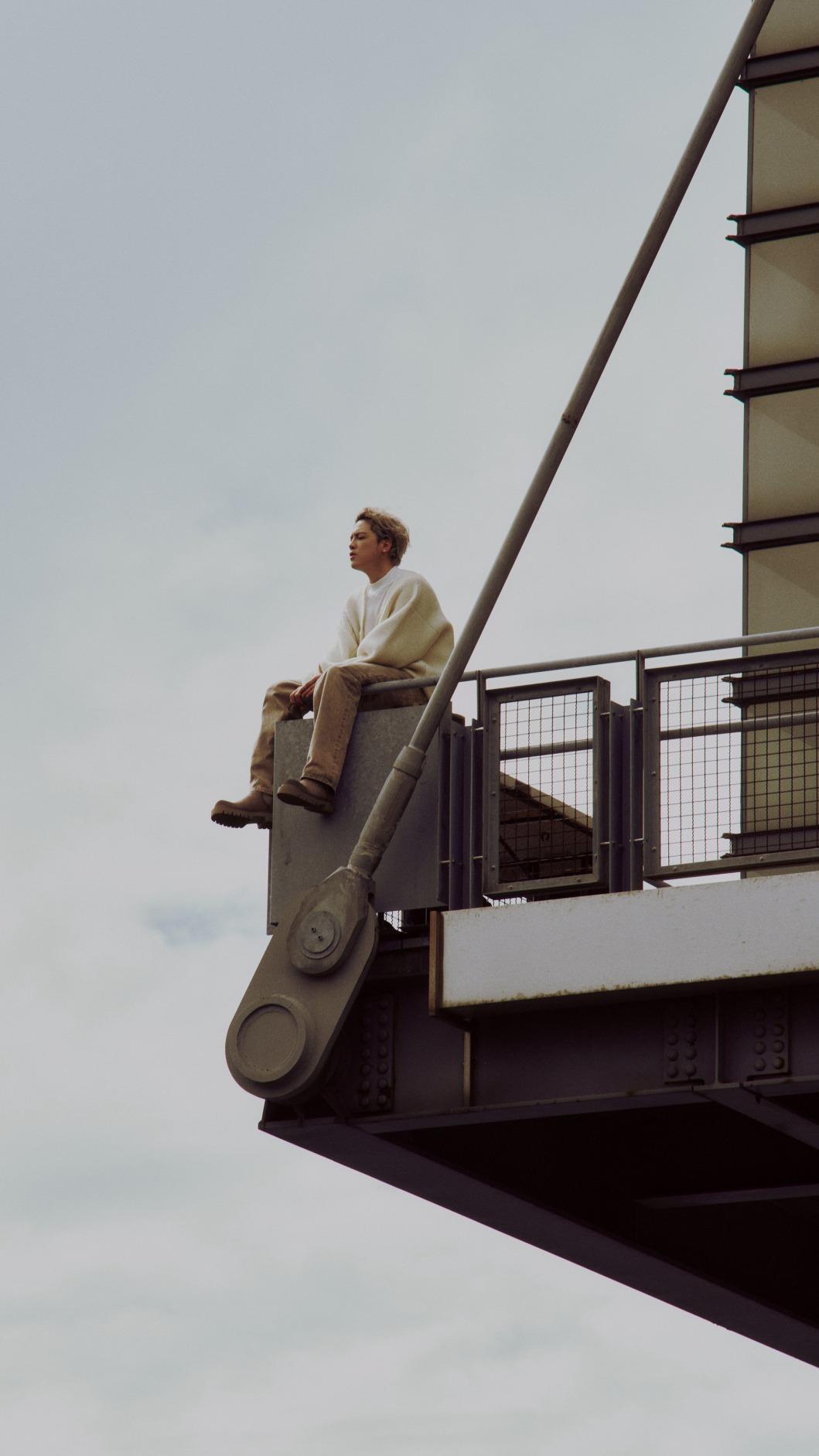 慎入！J.Sheon坐頂樓邊緣恐怖畫面曝 差一步「通另一道門」│TVBS新聞網