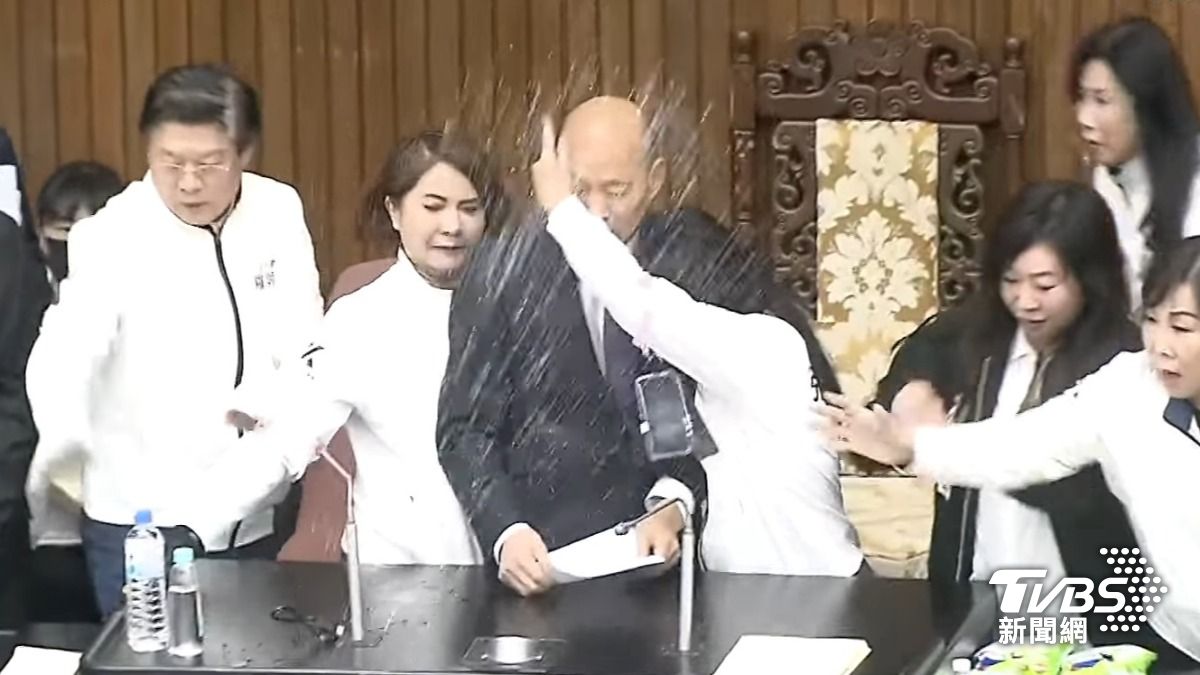 女藍委「以身擋水」護韓國瑜畫面曝 羅智強喊：非常感動│TVBS新聞網