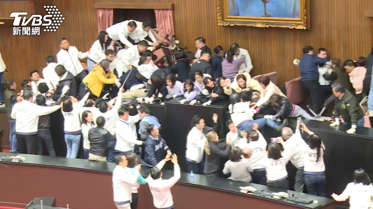 全武行!藍委奪回主席台 綠委遭推出門│TVBS新聞網