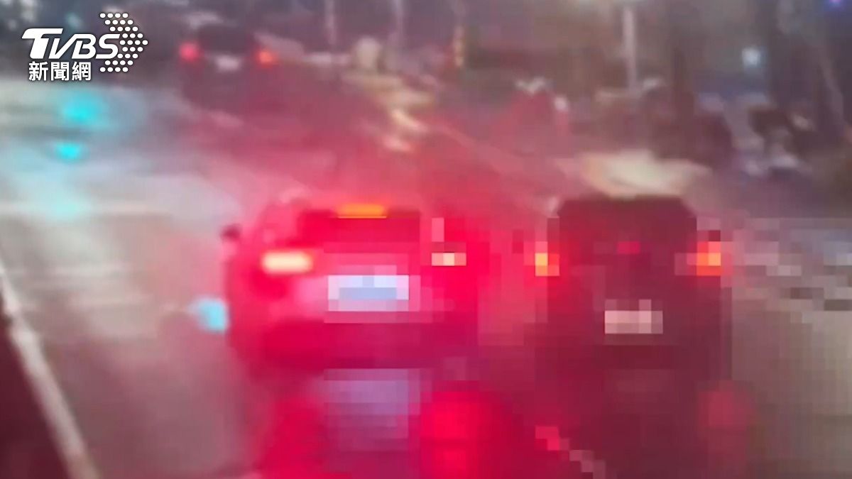 搶我車道幹嘛！超車引爆街頭鬥毆 駕駛下車理論慘遭3打1│TVBS新聞網